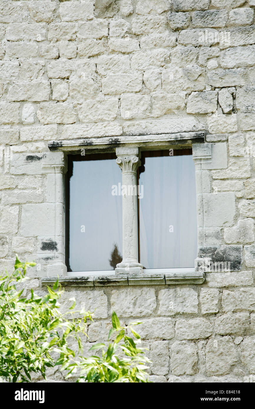 Vertical stone pillar hi-res stock photography and images - Alamy