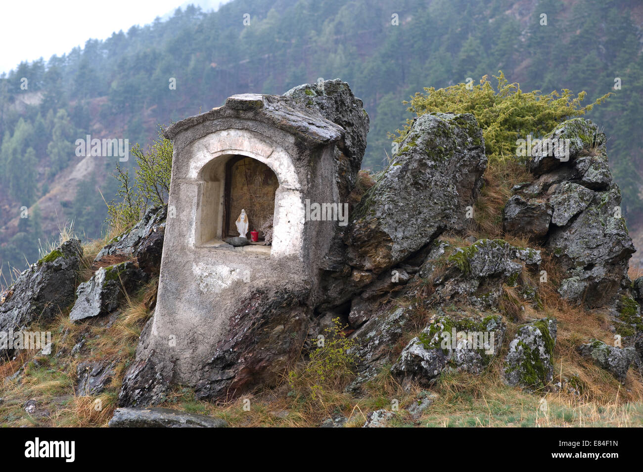 Altar small church hi-res stock photography and images - Alamy