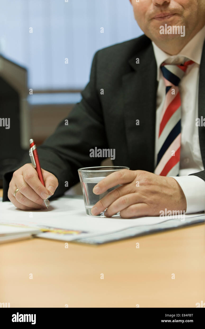 Entrepreneur signs papers in the office Stock Photo - Alamy
