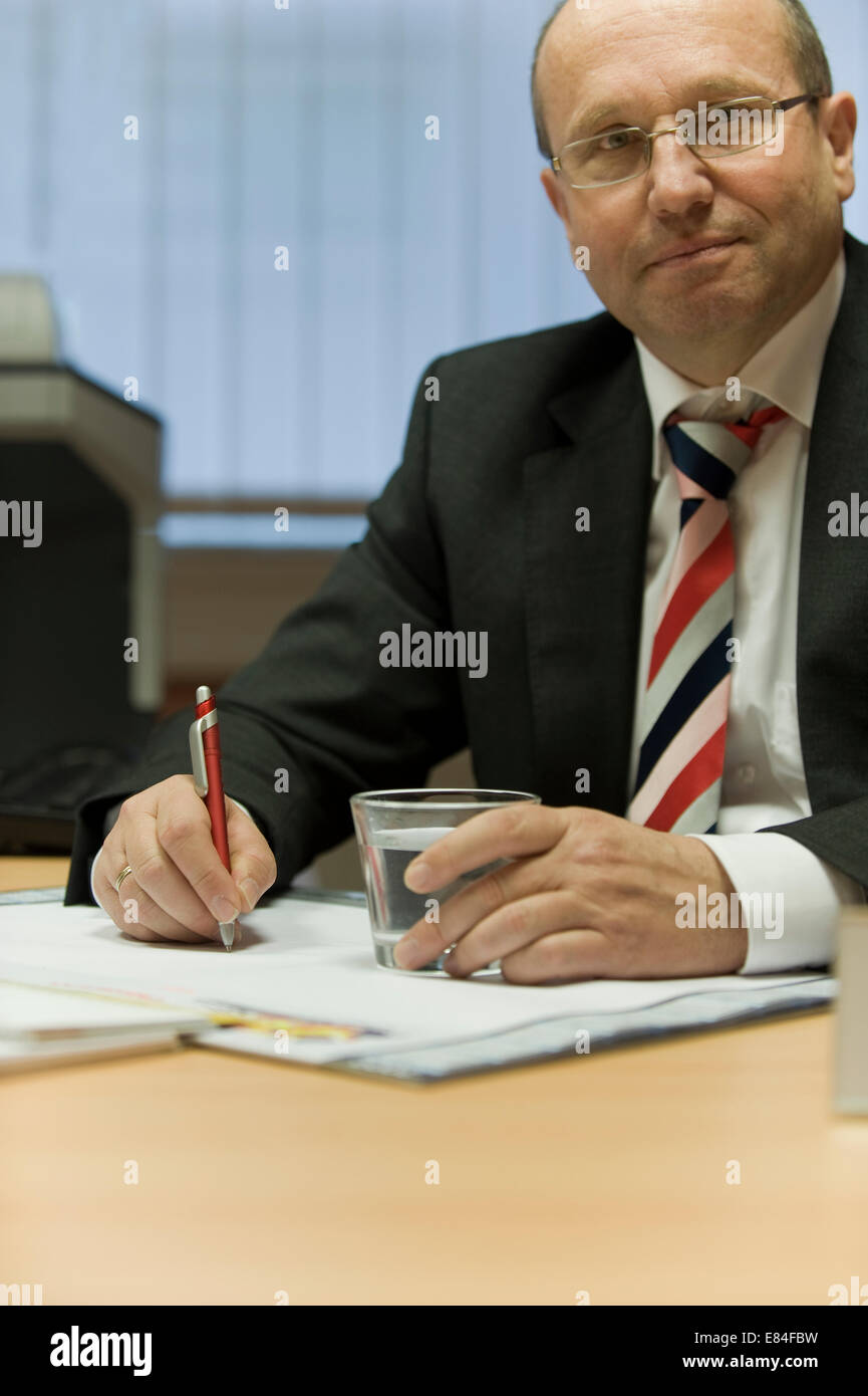 Entrepreneur signs papers in the office Stock Photo - Alamy