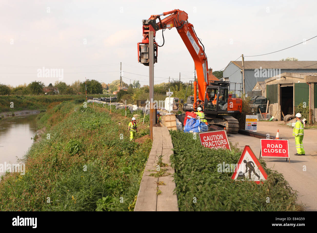 Burrowbridge, Somerset, UK. 30th September, 2014. Environment Agency ...