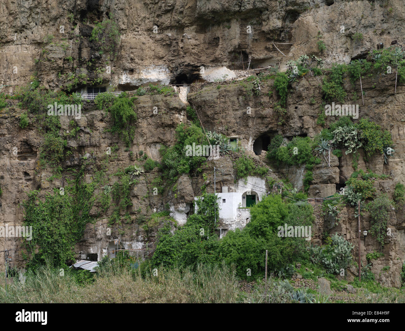 Cliff dwelling face hi-res stock photography and images - Alamy