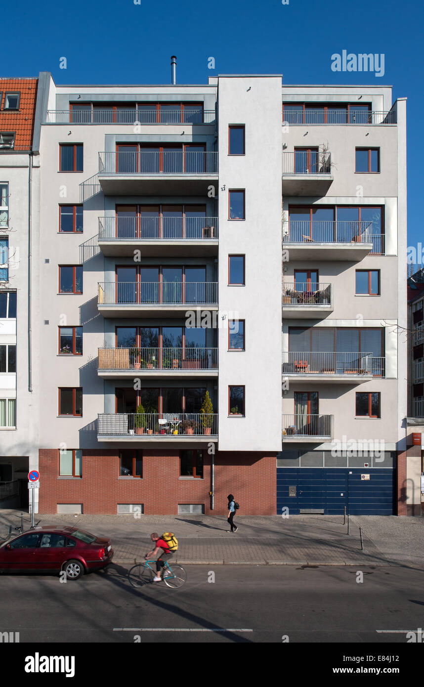 Residential building vertical hi-res stock photography and images - Alamy