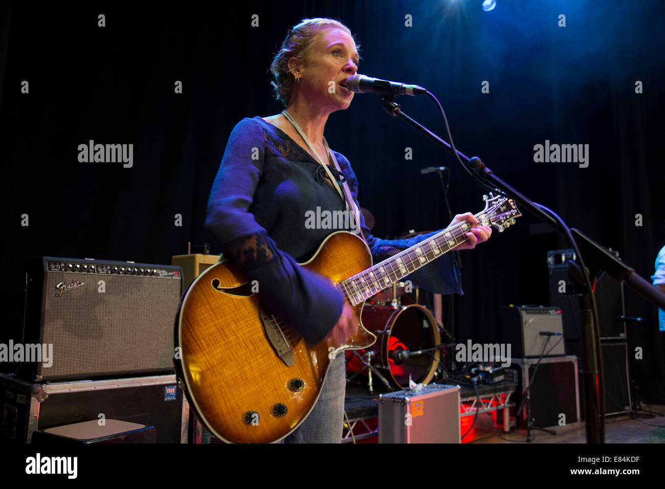Lead singer and guitarist Kristin Hersh during soundcheck. Throwing ...