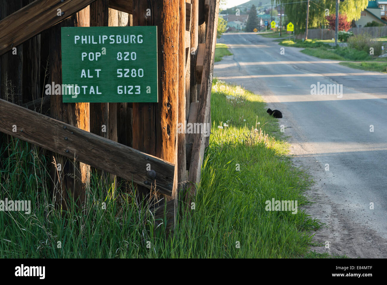 Small town population signs hi-res stock photography and images - Alamy
