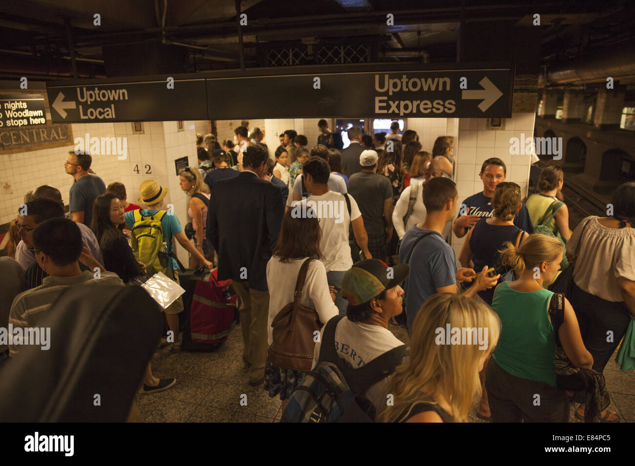 Crowded subway platform at 42nd St., Grand Central Station, New York ...