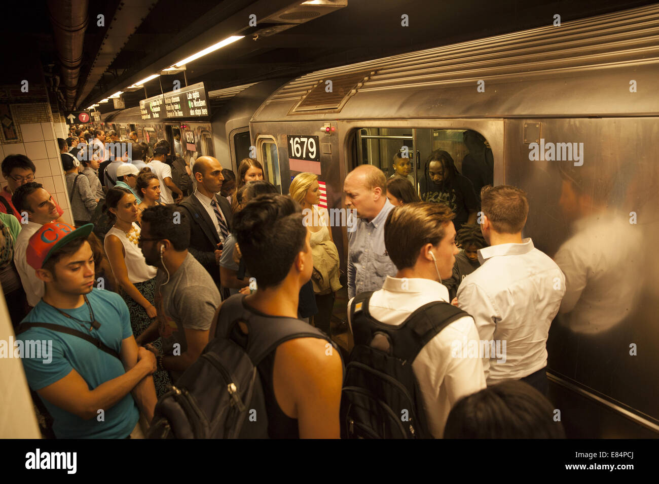 Crowded subway platform at 42nd St., Grand Central Station, New York Stock Photo: 73864130 - Alamy