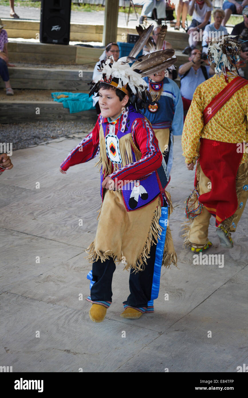 Native american man dancing hi-res stock photography and images - Alamy