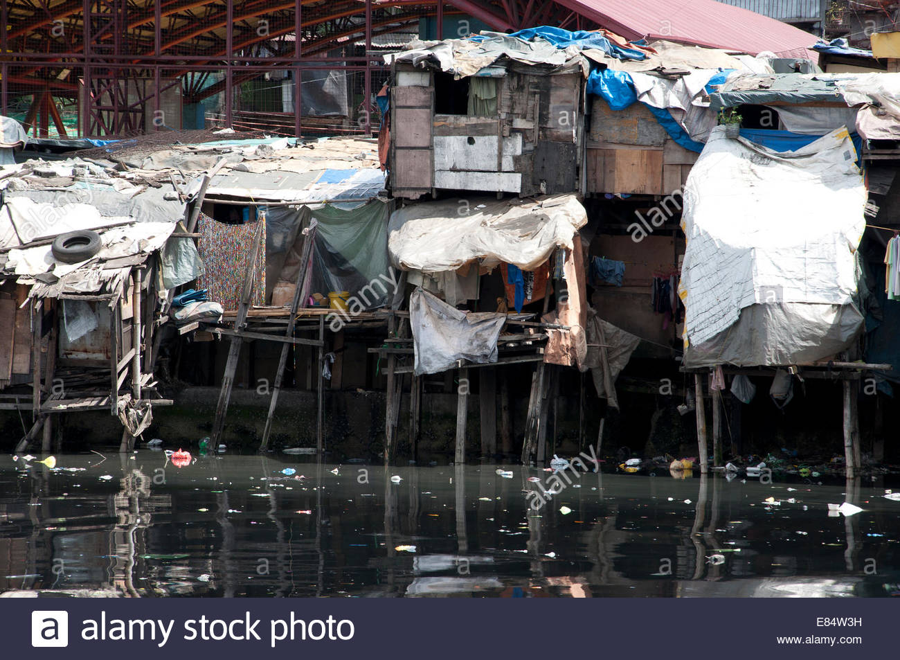 House along the canal in the dangerous district Tondo in Manila Stock ...