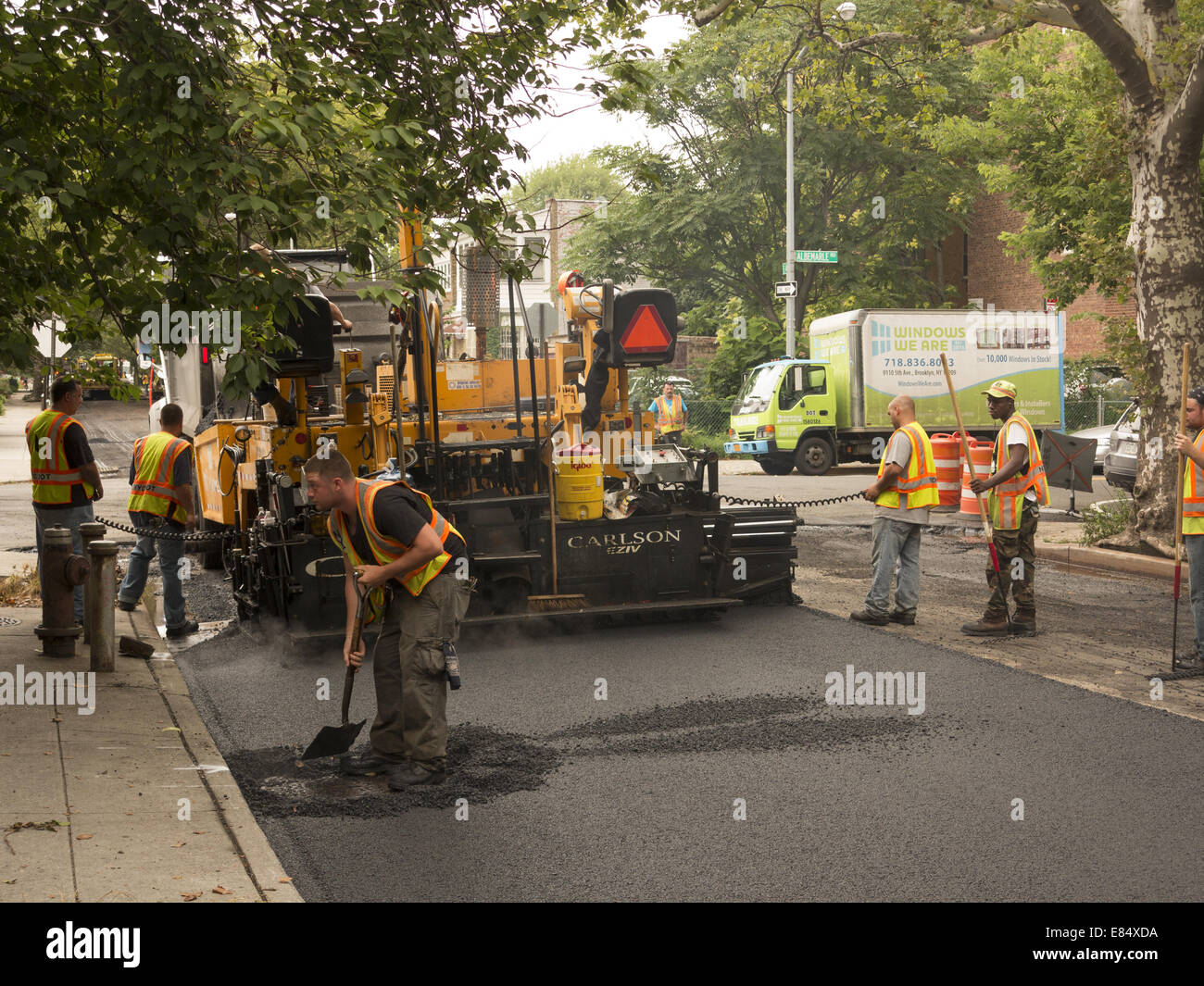 Street paving crew hi-res stock photography and images - Alamy