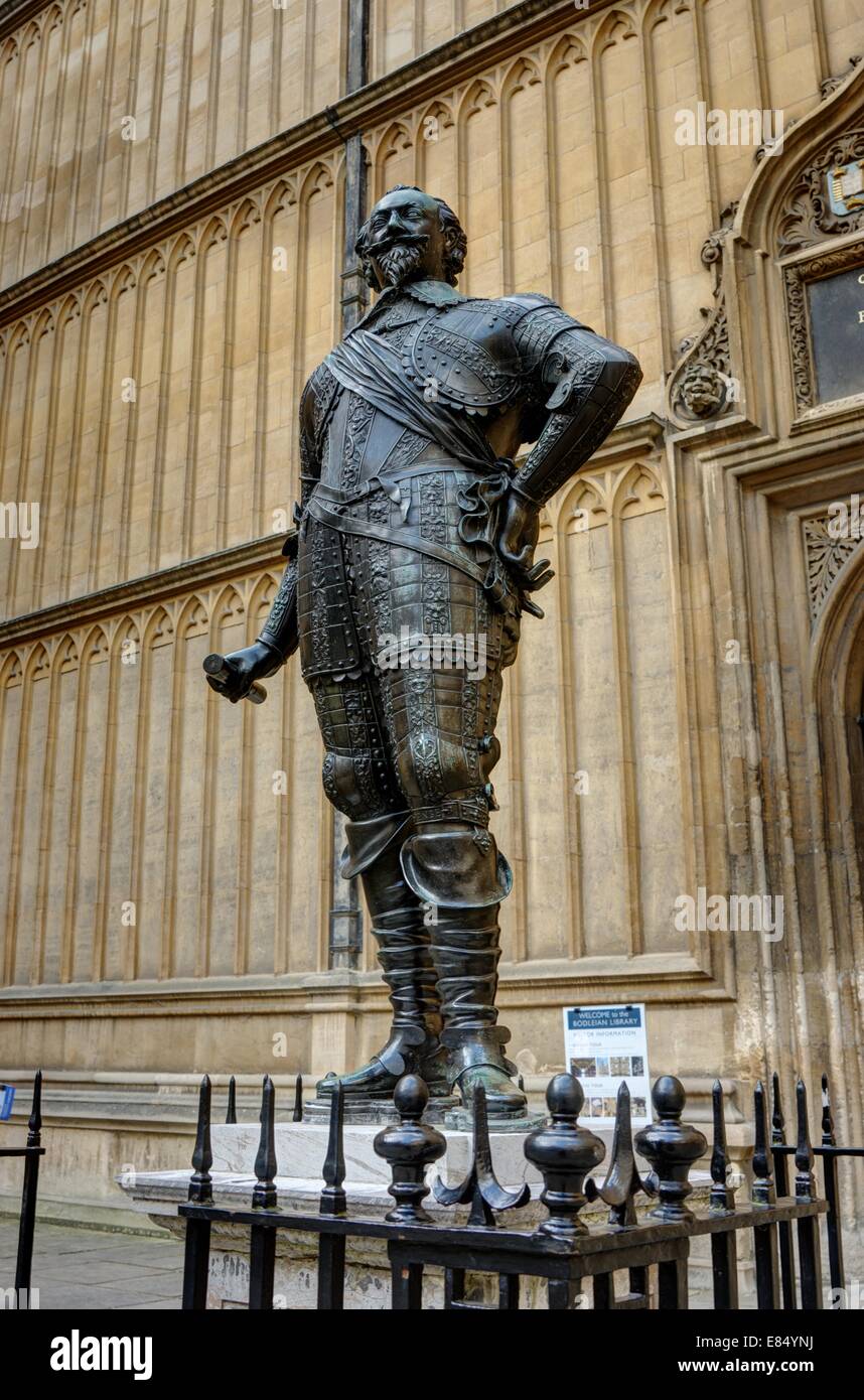 Bodleian library statue oxford hi-res stock photography and images - Alamy