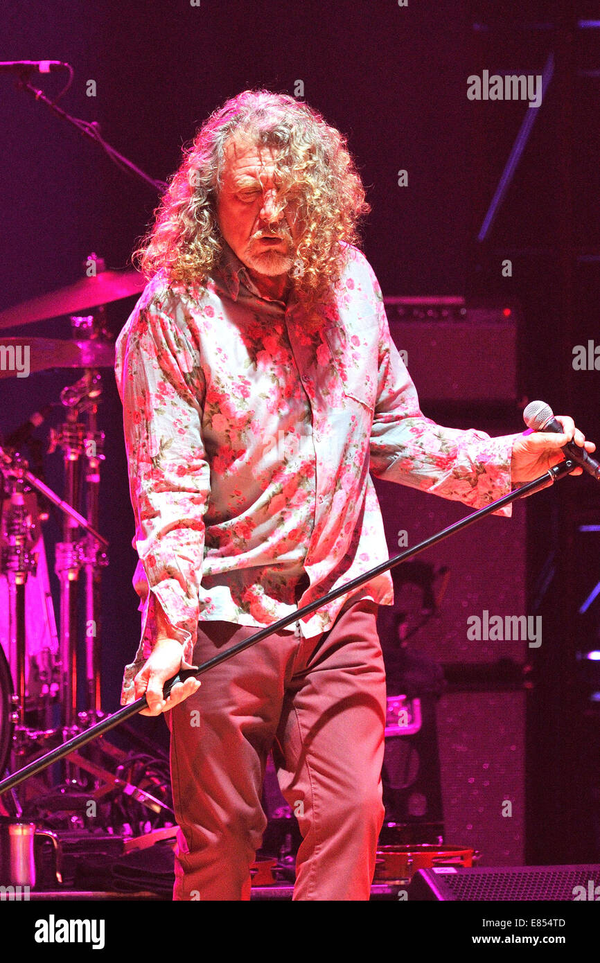 Robert plant musician hi-res stock photography and images - Alamy