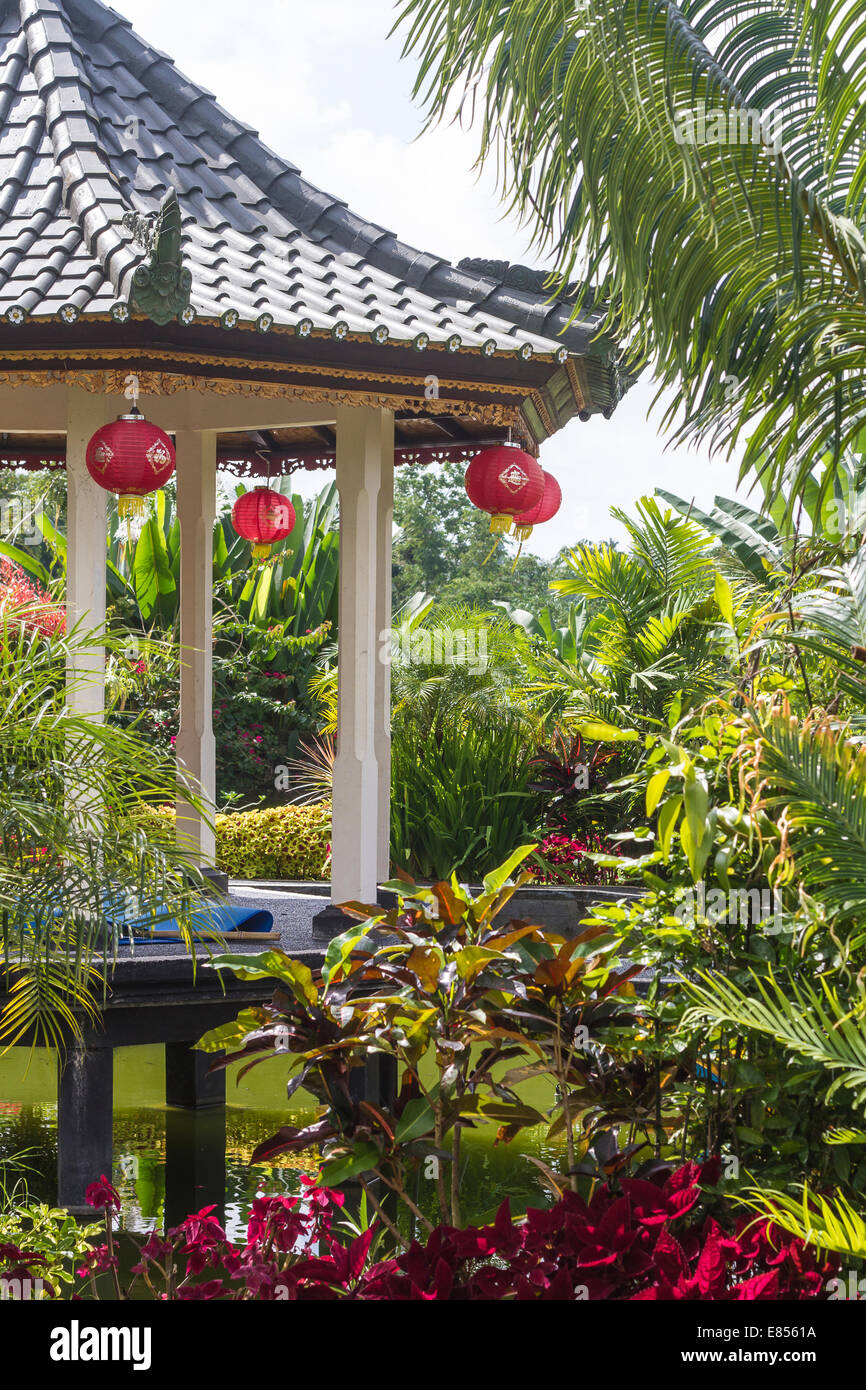 Gazebo in a garden hi-res stock photography and images - Alamy