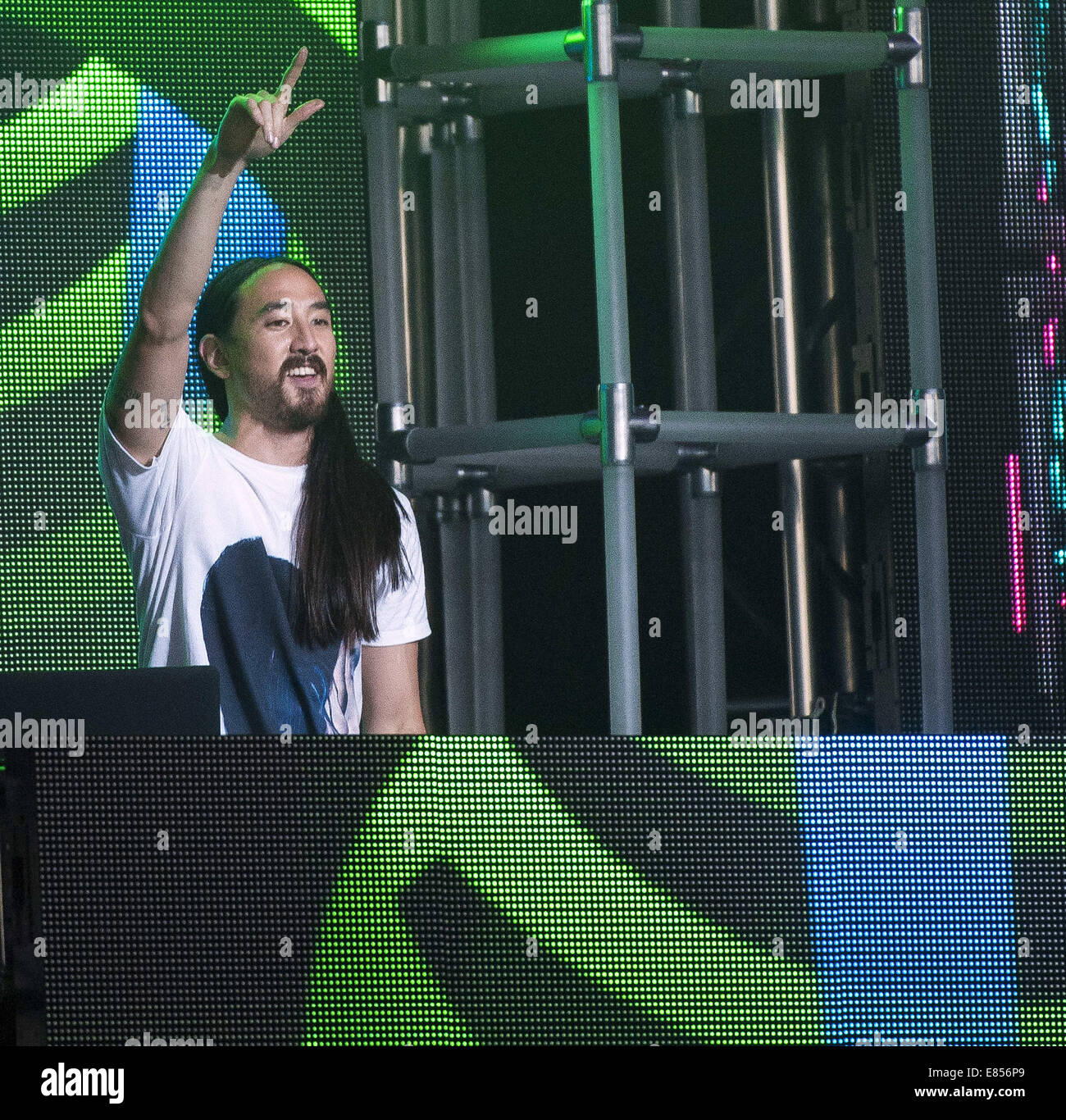Steve aoki cake hi-res stock photography and images - Alamy