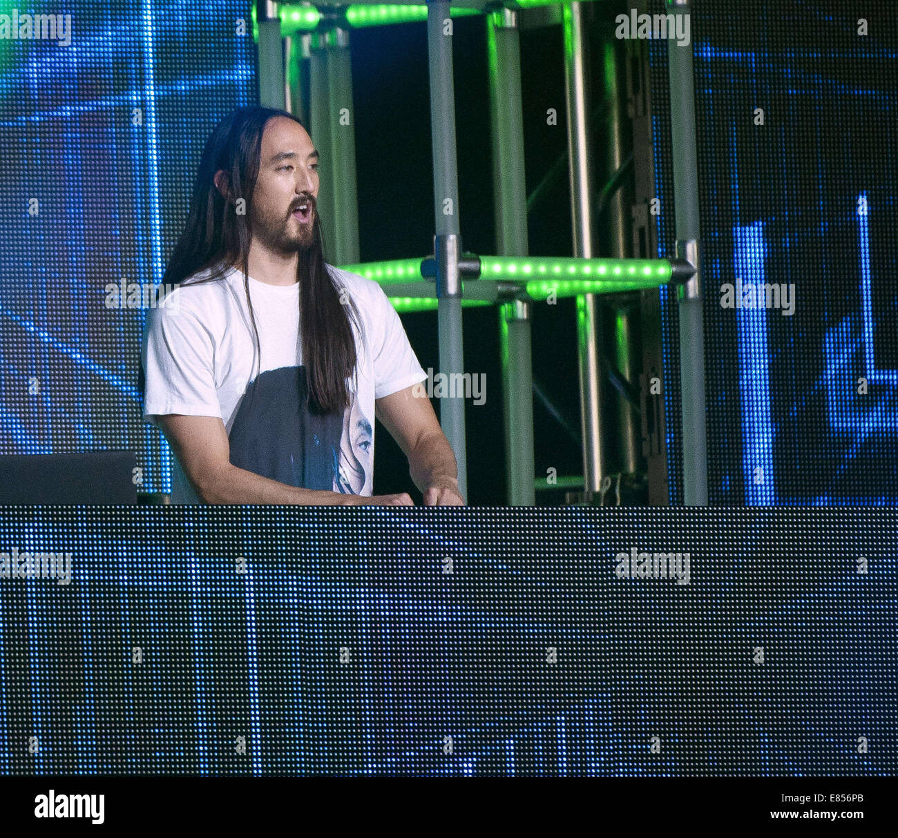 Steve aoki cake hi-res stock photography and images - Alamy