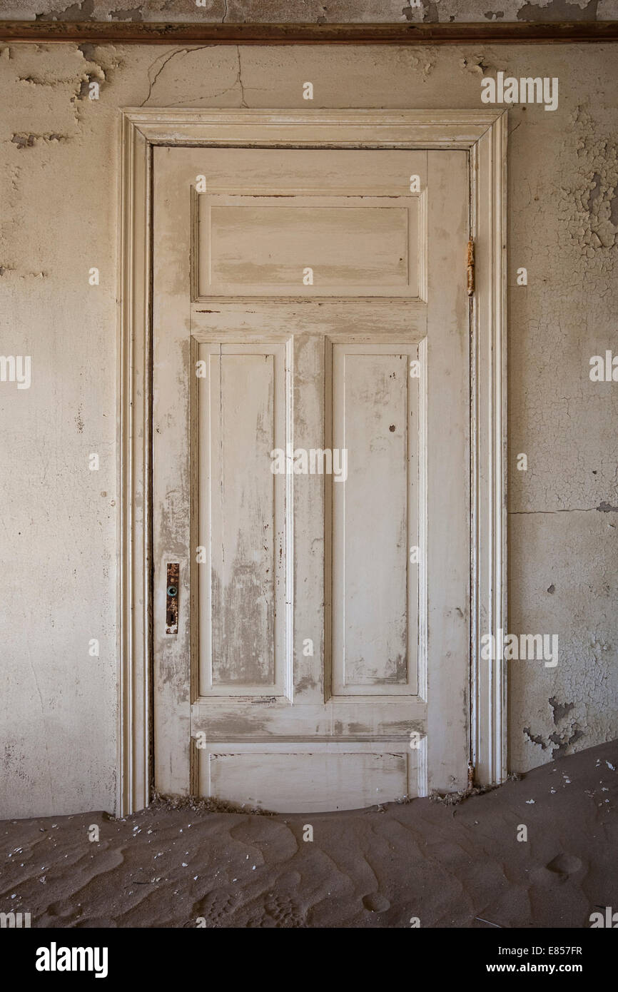abandoned door in deserted town of Kolmanskopp Stock Photo - Alamy