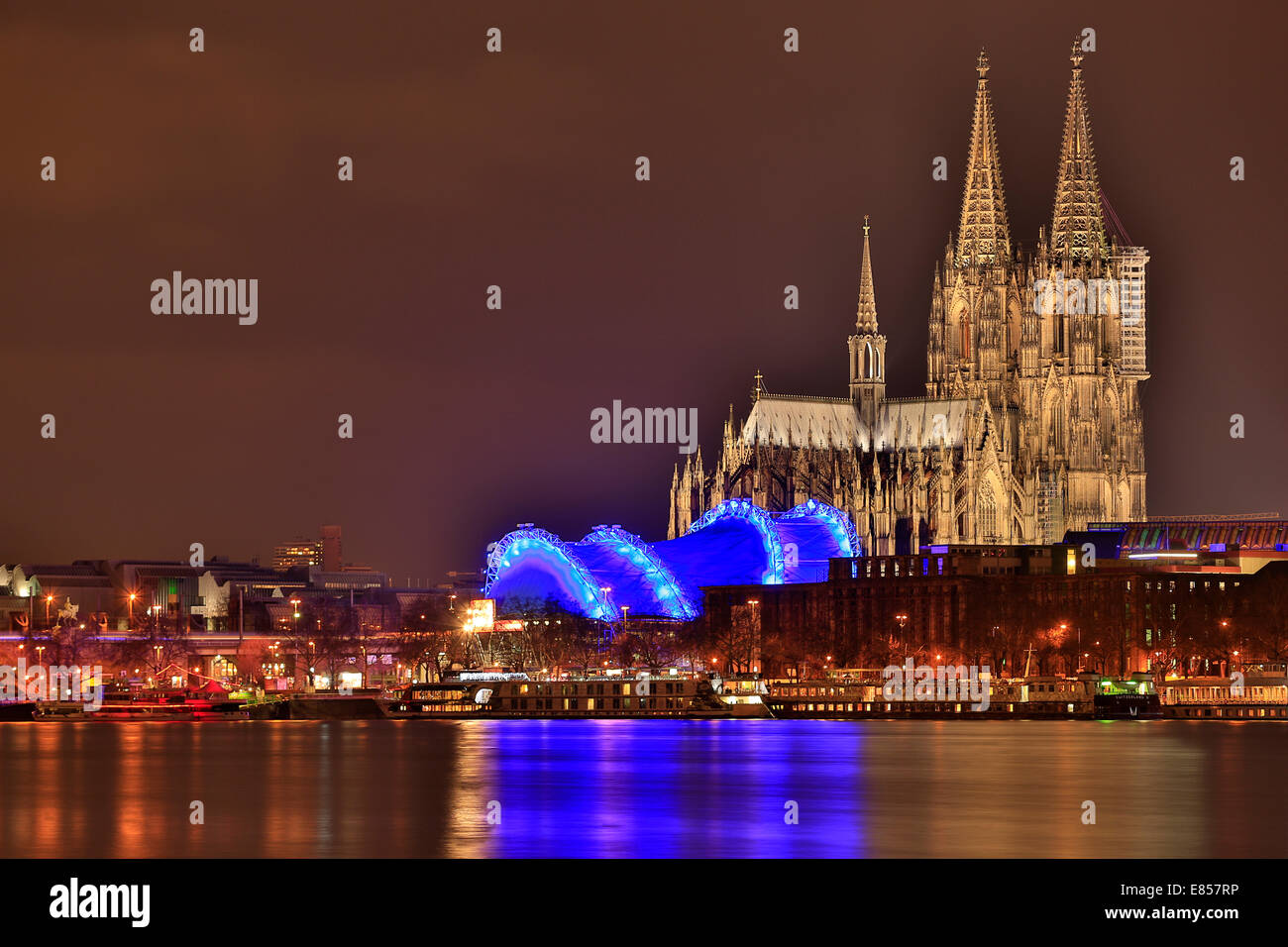 Cologne Cathedral with the "Cologne Opera at the Cathedral" at night ...