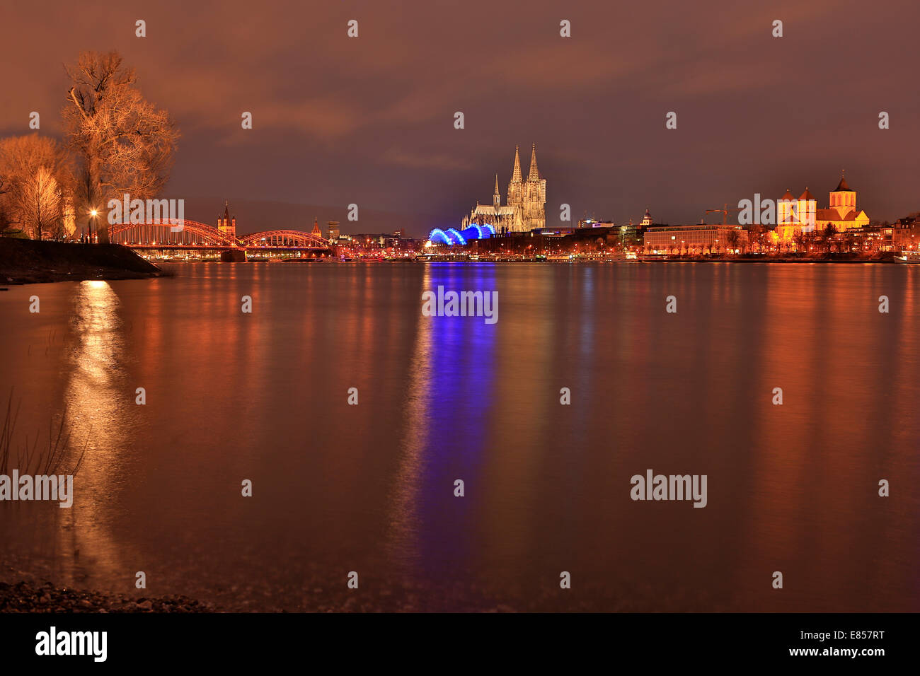 Cologne Cathedral with the "Cologne Opera at the Cathedral" at night ...