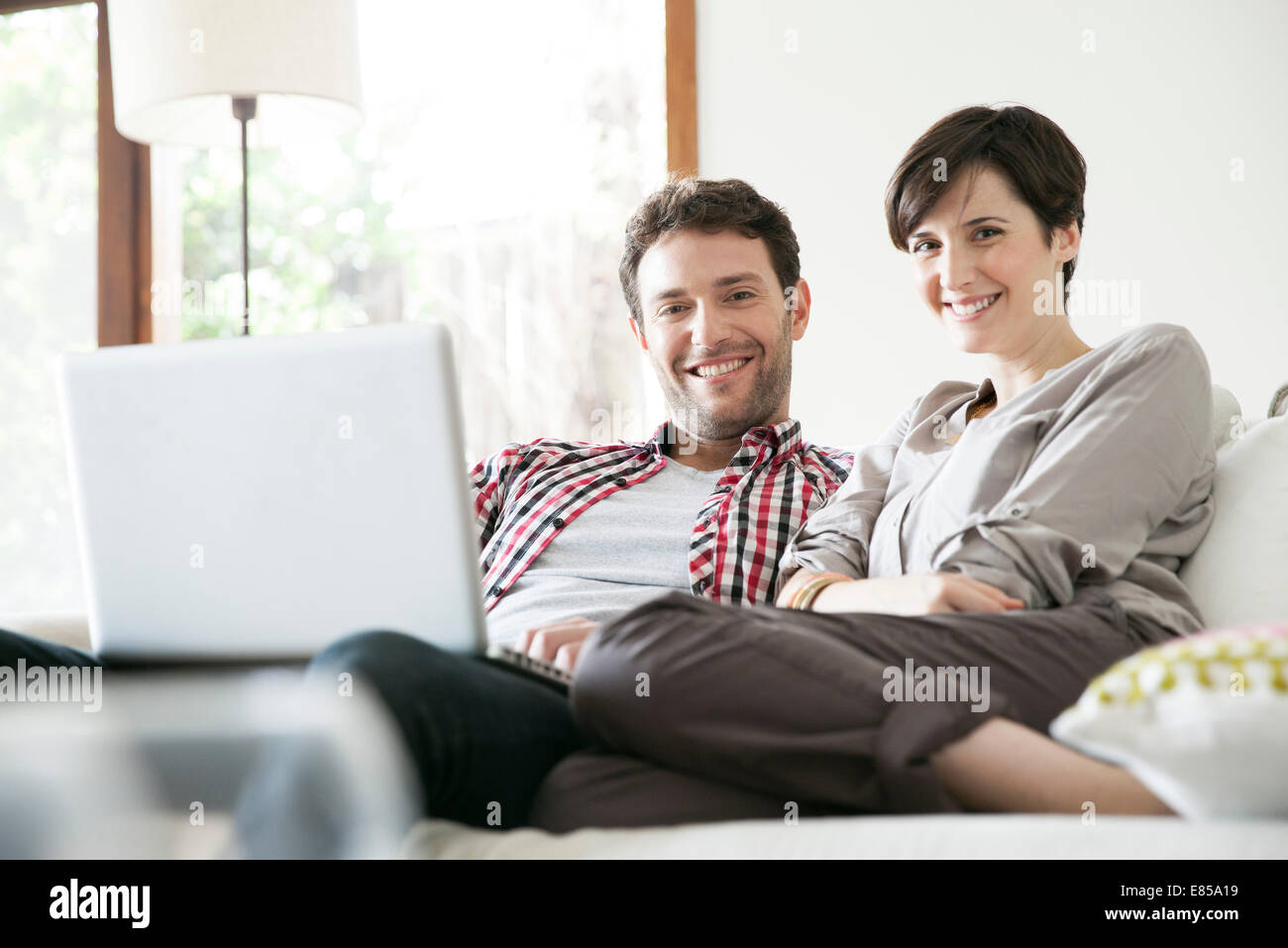 Home computer lounge couple man woman hi-res stock photography and ...