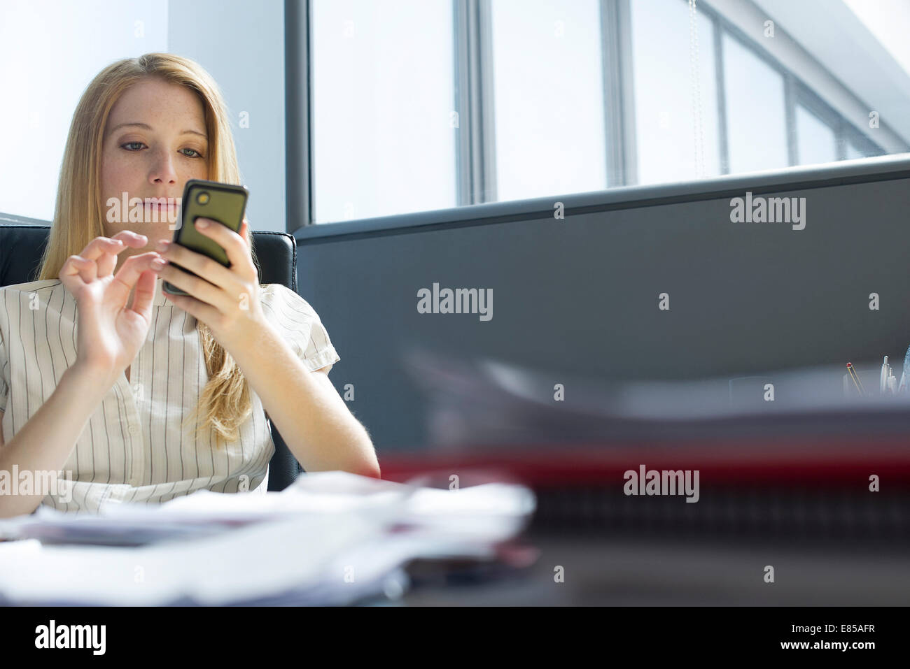 Office workers at desks phones hi-res stock photography and images - Alamy