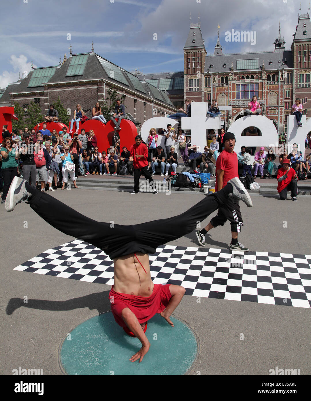 Breakdancer hi-res stock photography and images - Alamy
