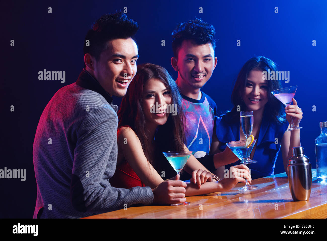Young people at bar Stock Photo - Alamy