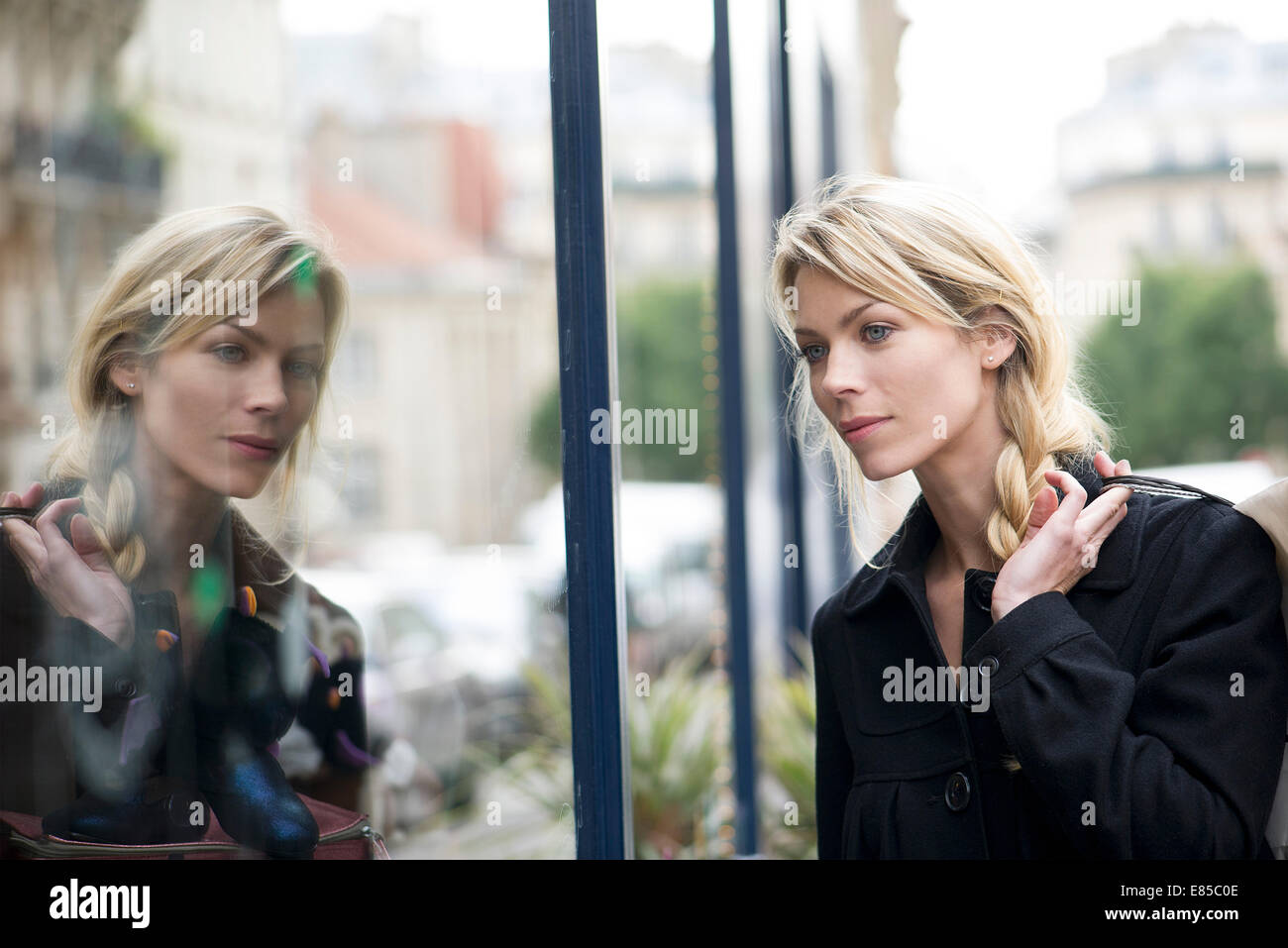 Woman window shopping Stock Photo - Alamy