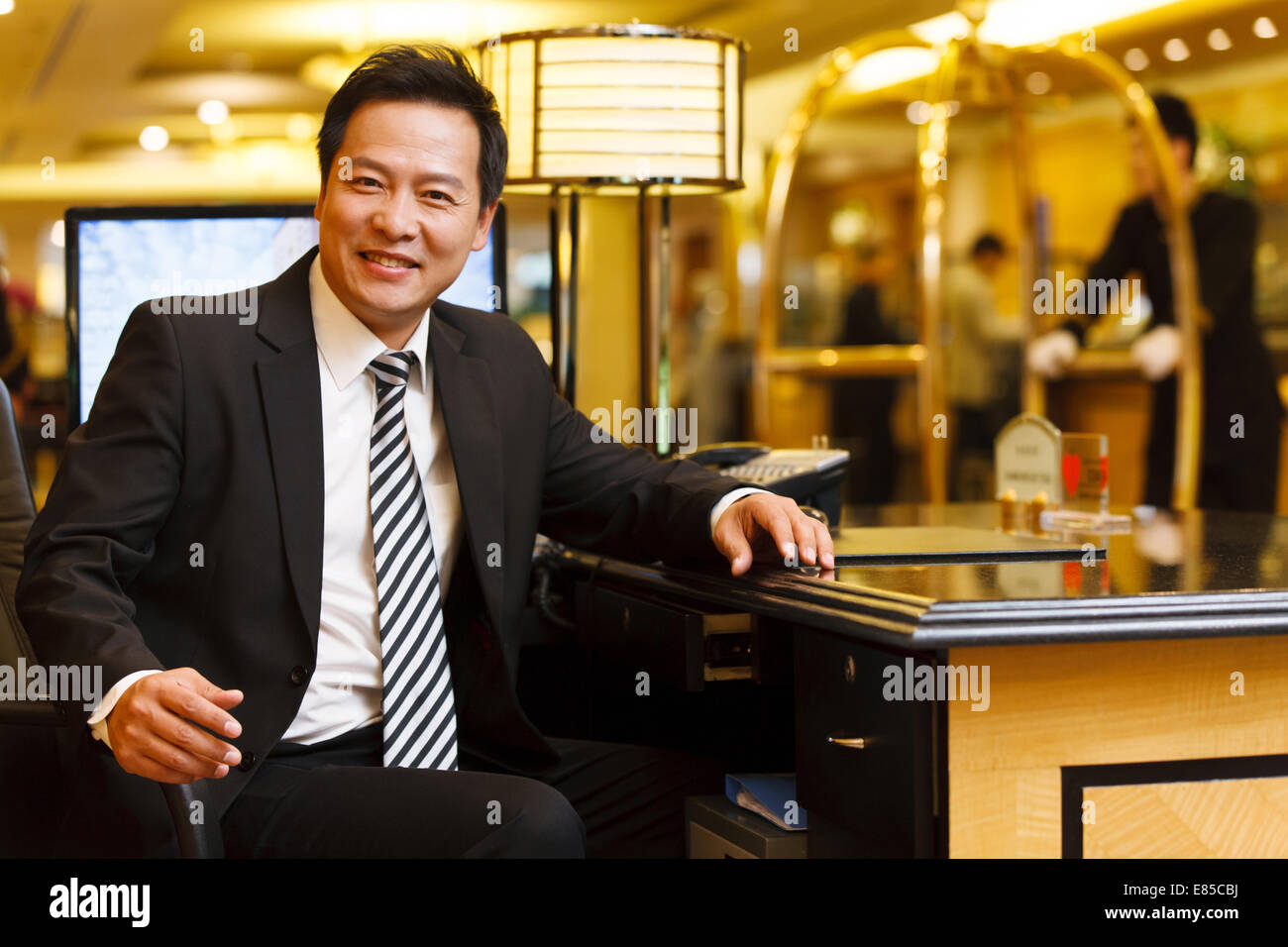 Hotel staff customer desk hi-res stock photography and images - Alamy