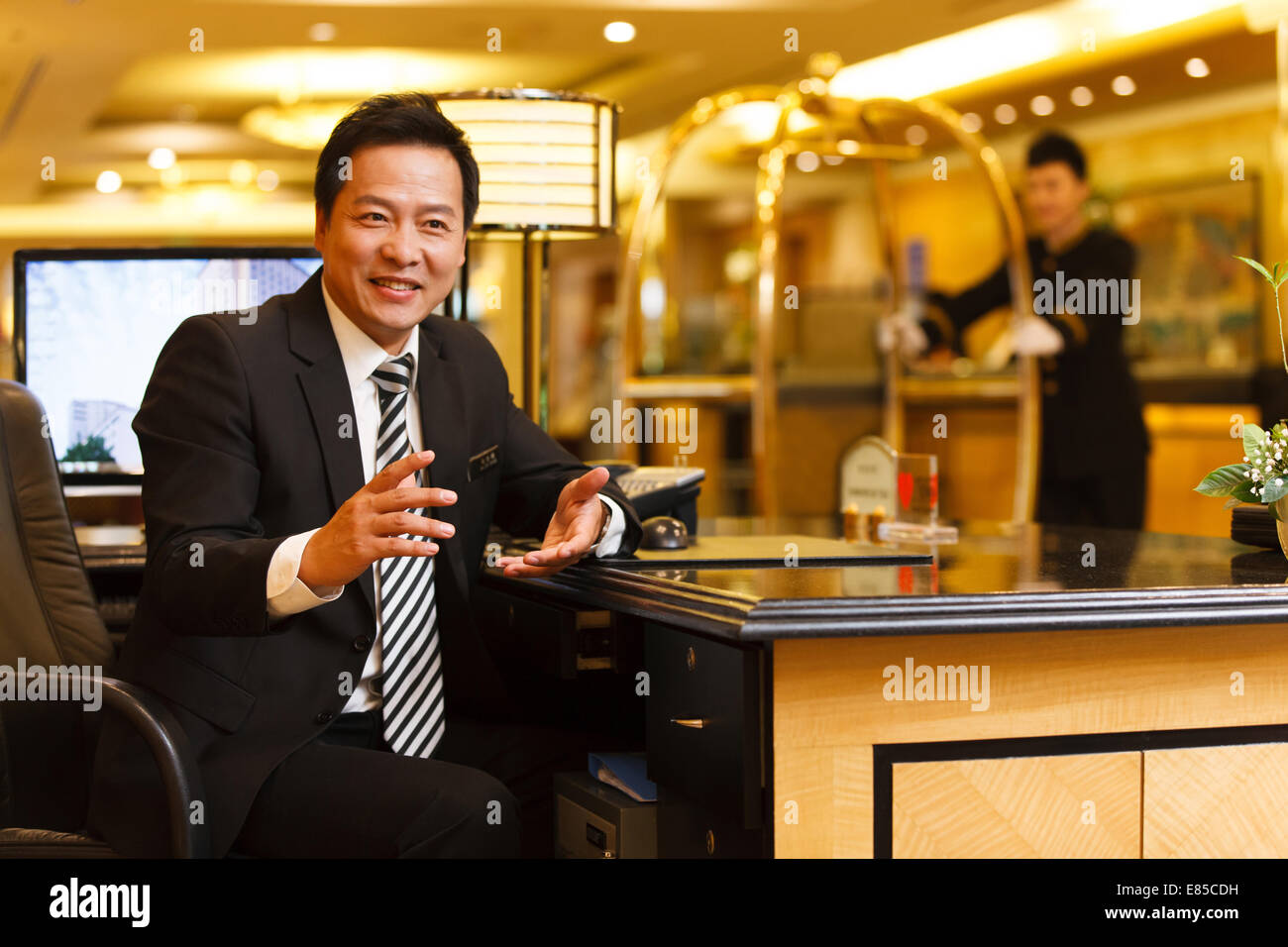 Hotel staff customer desk hi-res stock photography and images - Alamy