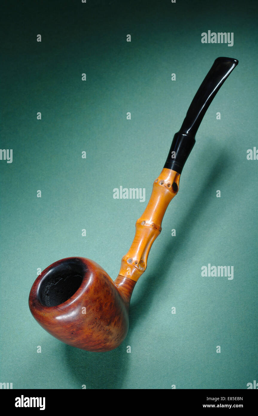Traditional chinese smoking pipe hi-res stock photography and images ...