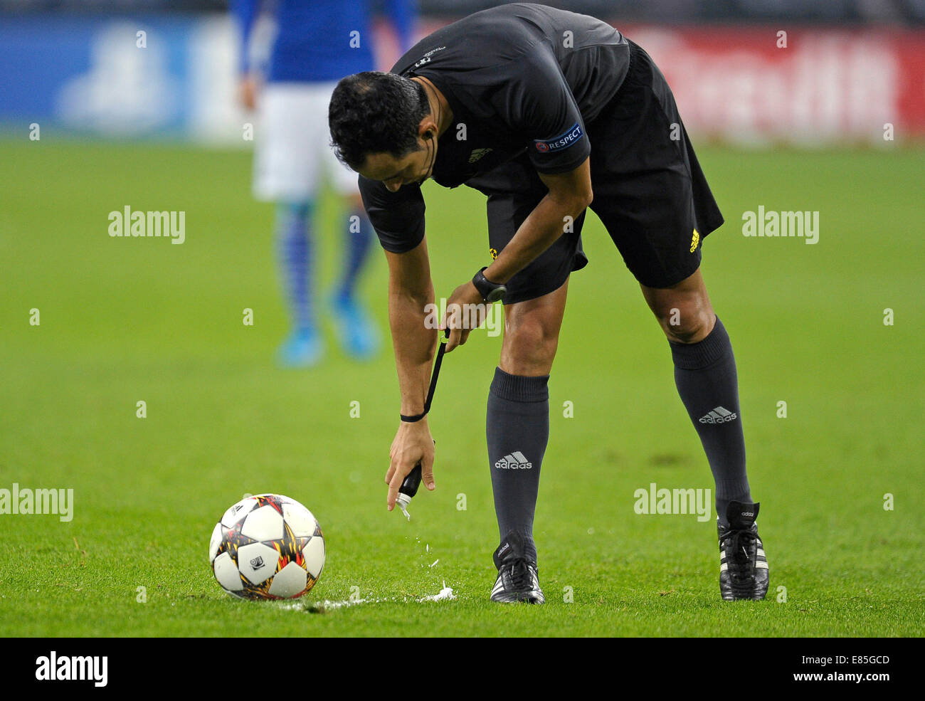Referee with foam spray hi-res stock photography and images - Alamy