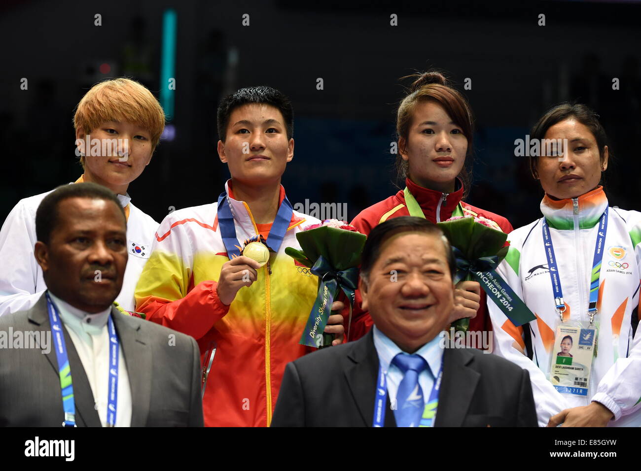 Boxing podium gold silver bronze hi-res stock photography and images ...