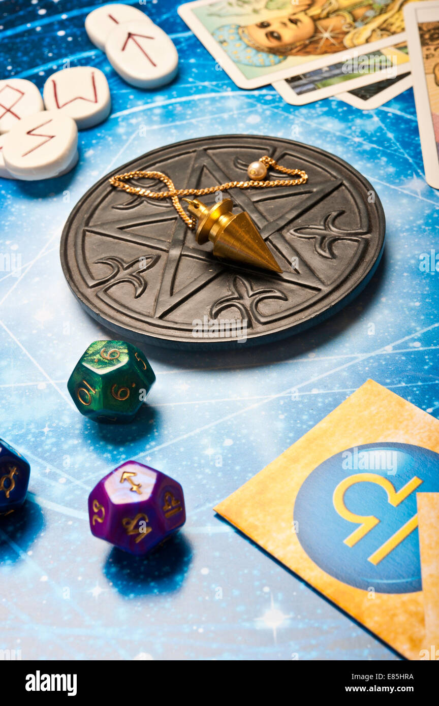 Esoteric objects divination hi-res stock photography and images - Alamy