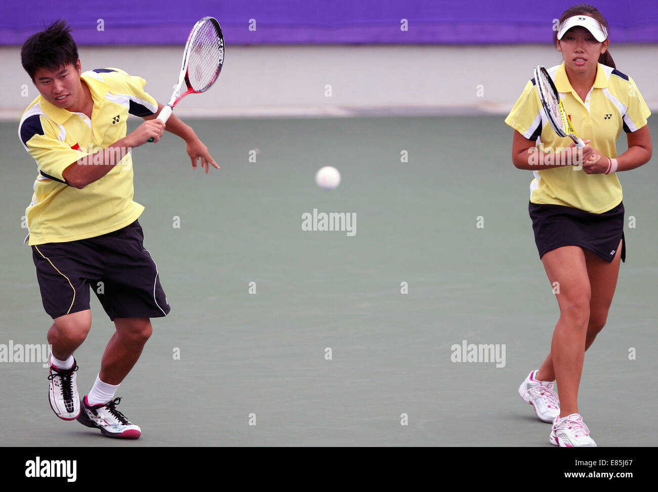 Incheon, South Korea. 1st Oct, 2014. Zhao Hui (R) and Zhou Mo of China ...