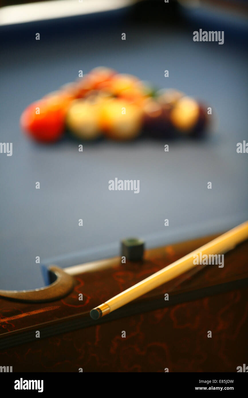 A pool table and cue Stock Photo - Alamy