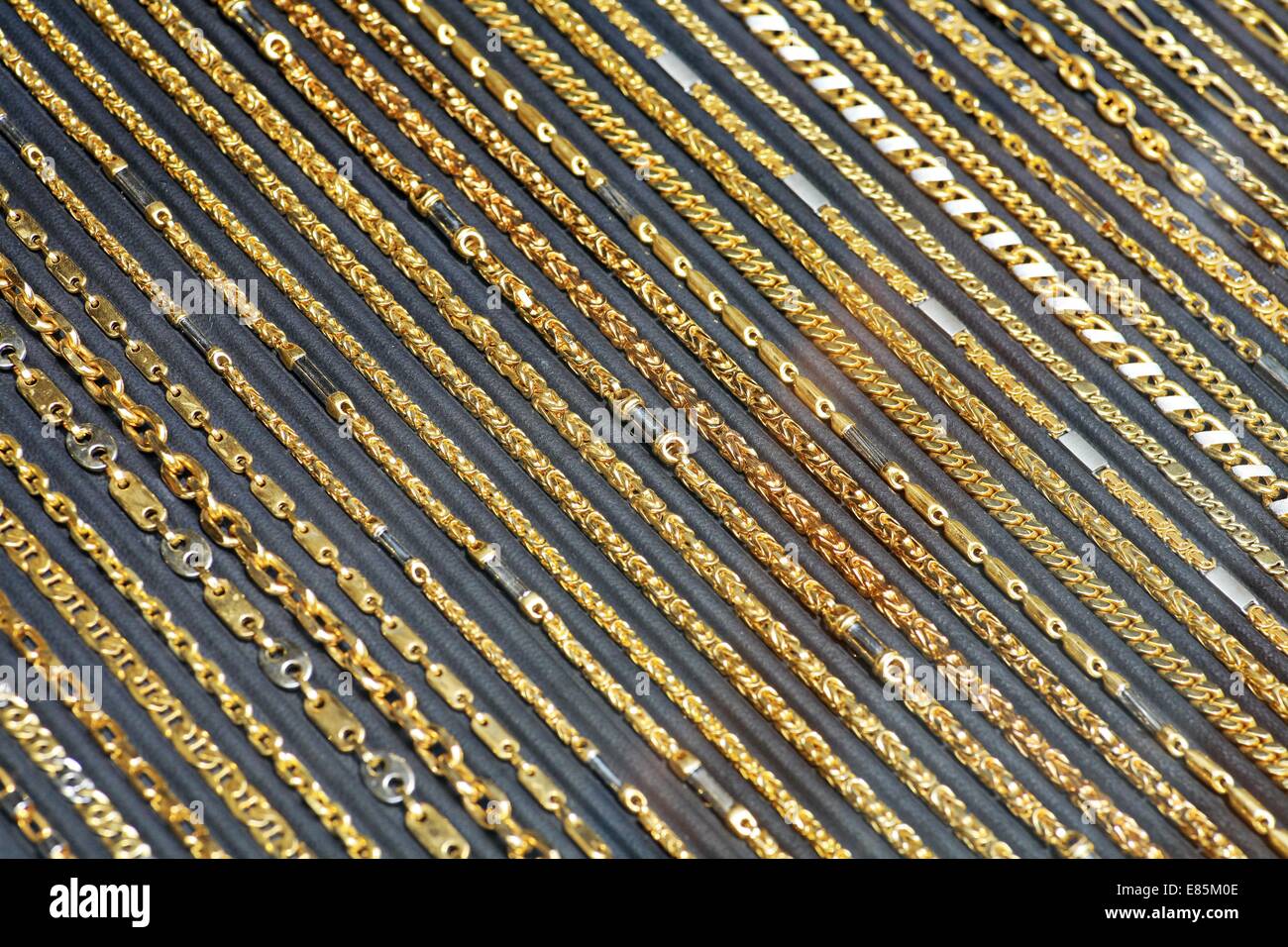 background of the solid gold chains in lines Stock Photo - Alamy