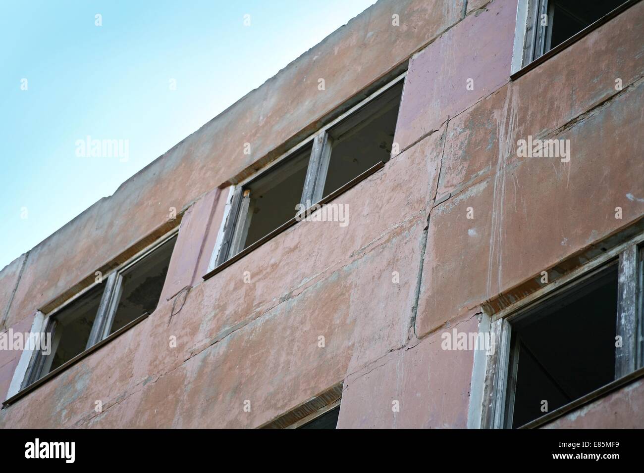 Half destroyed building hi-res stock photography and images - Alamy