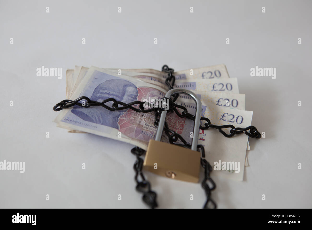 money chained up multiple £20 Stock Photo - Alamy