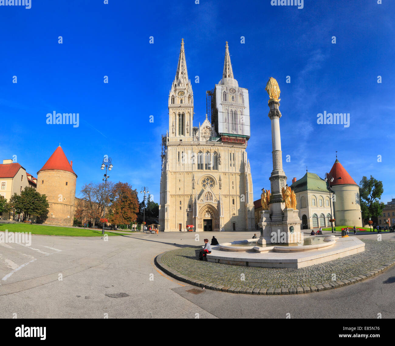Cathedral front view hi-res stock photography and images - Alamy