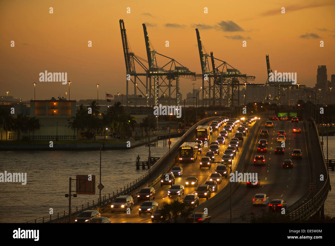 Highway freeway city traffic night hi-res stock photography and images ...