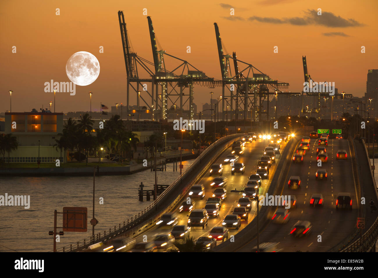 HIGHWAY TRAFFIC MACARTHUR CAUSEWAY PORT OF MIAMI FLORIDA USA Stock ...