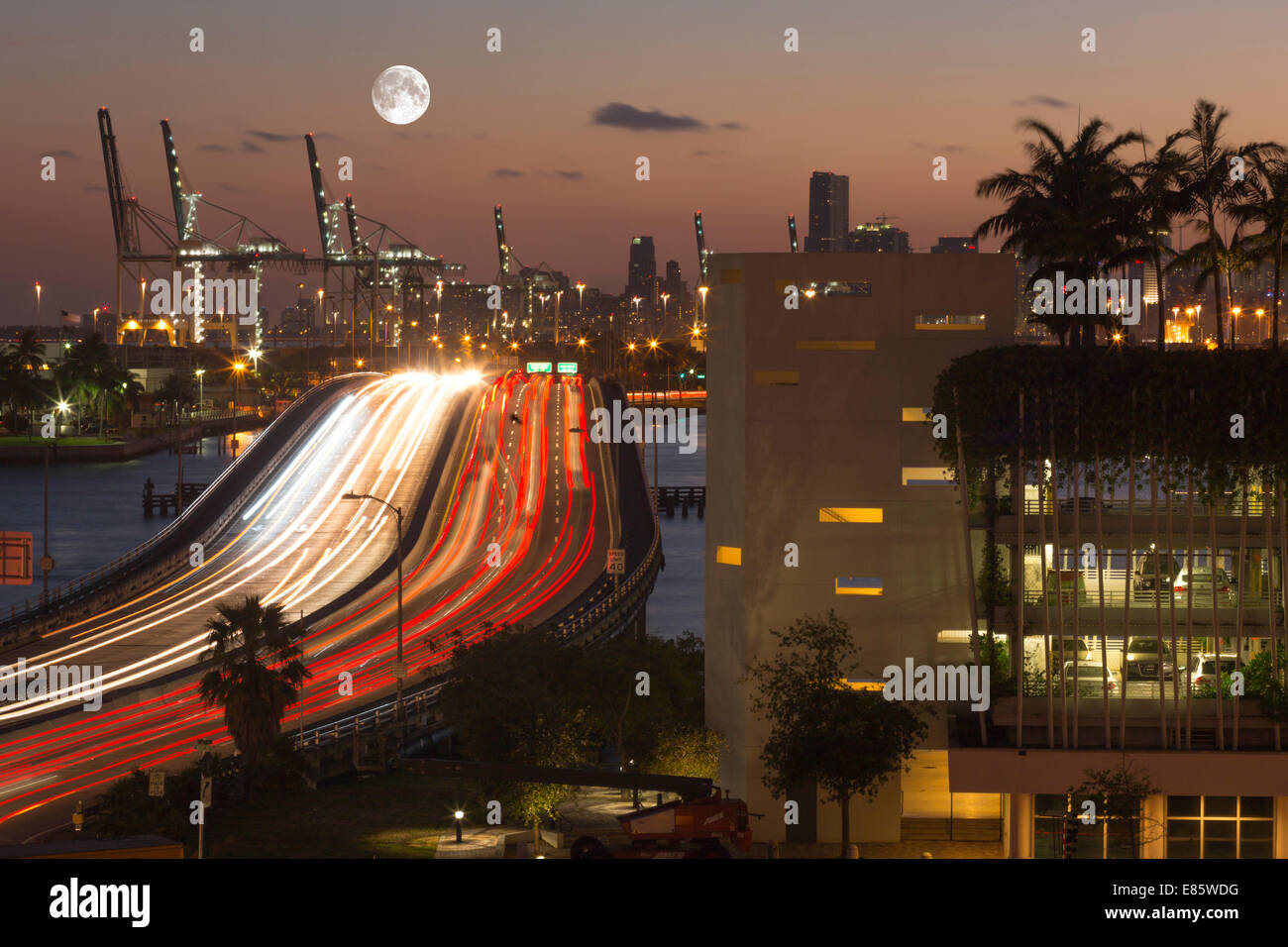 HIGHWAY TRAFFIC MACARTHUR CAUSEWAY PORT OF MIAMI FLORIDA USA Stock ...