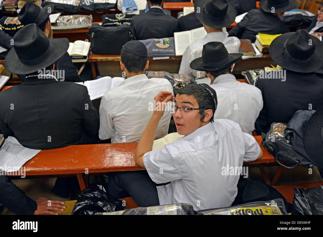 Crowded classroom hi-res stock photography and images - Alamy