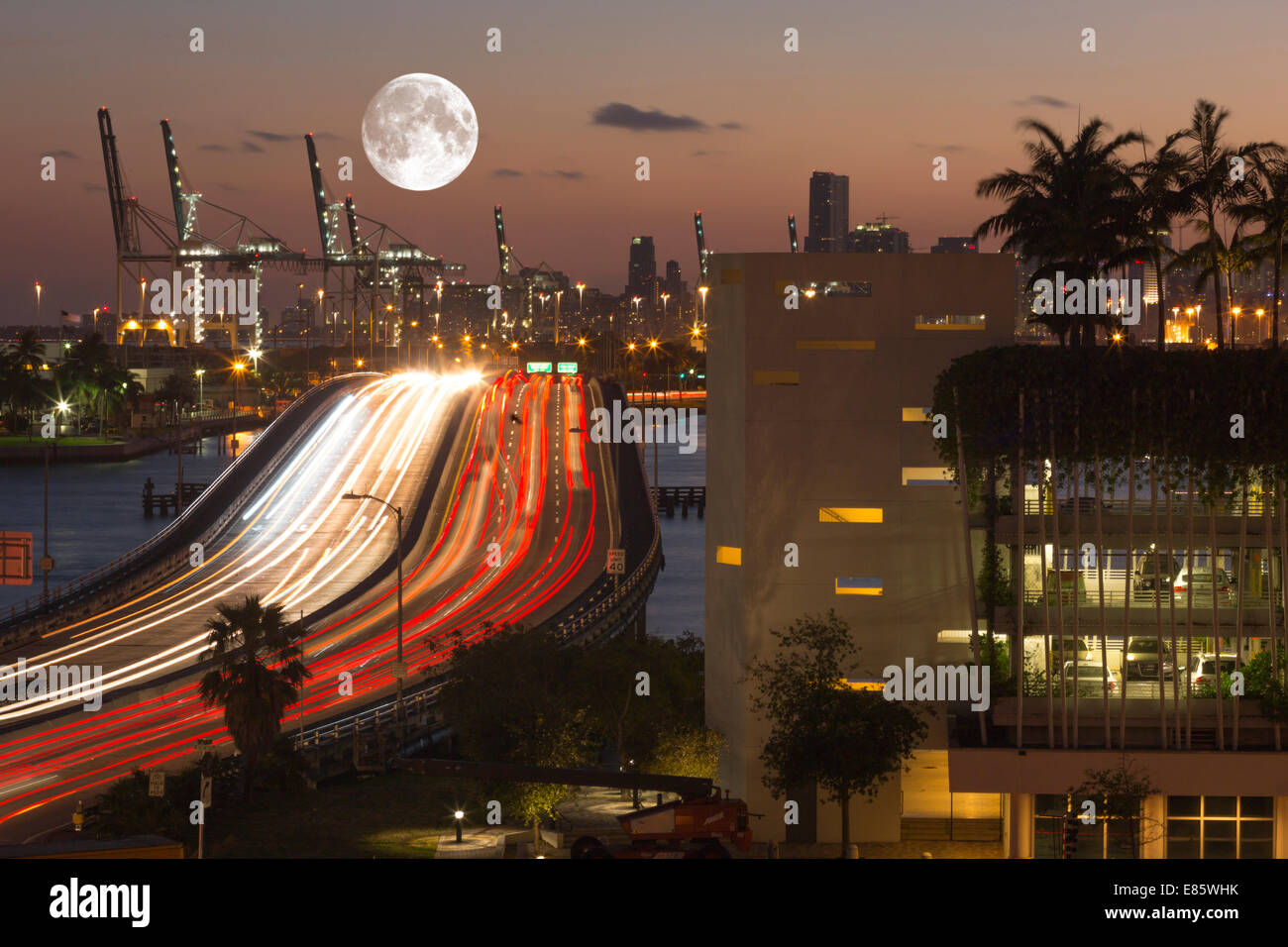 HIGHWAY TRAFFIC MACARTHUR CAUSEWAY PORT OF MIAMI FLORIDA USA Stock ...