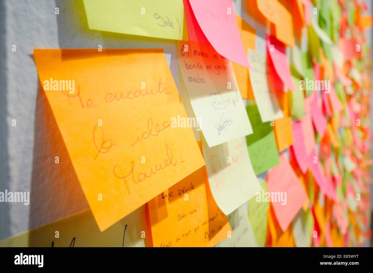 Post-it notes covering a wall Stock Photo - Alamy