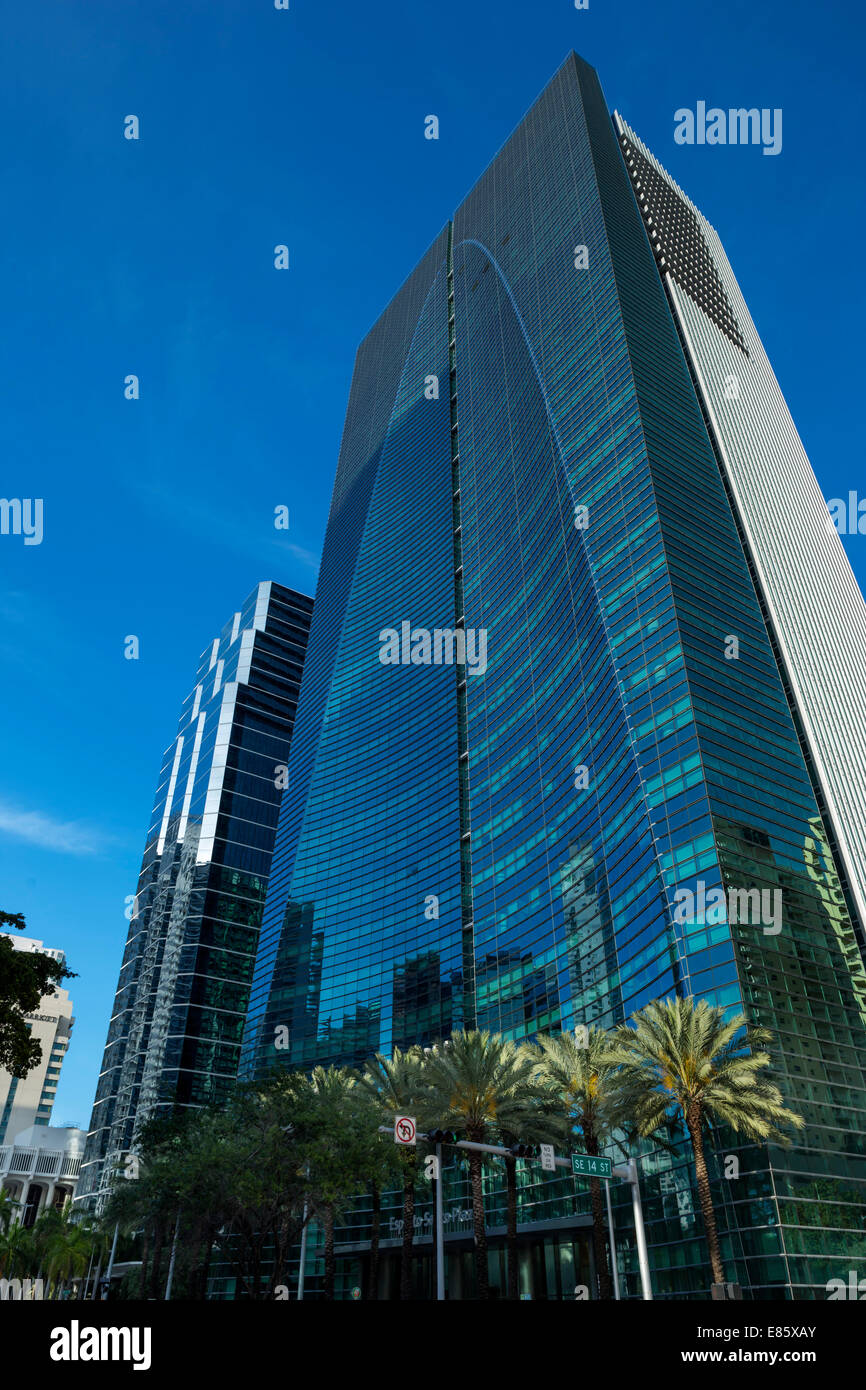 PALM TREES ESPIRITO SANTO ARCH PLAZA BUILDING (©KOHN PEDERSEN FOX 2004 ...