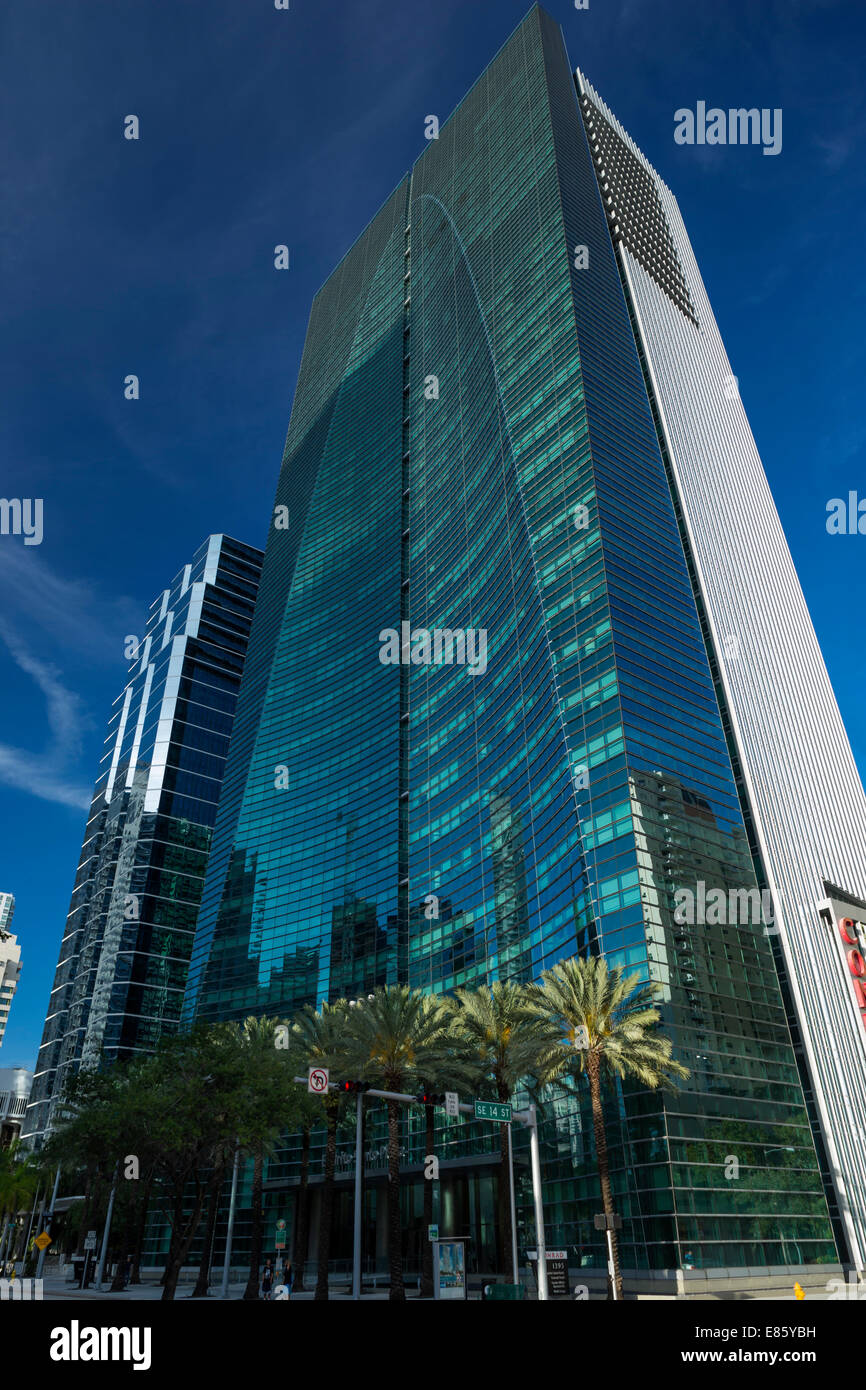 PALM TREES ESPIRITO SANTO ARCH PLAZA BUILDING (©KOHN PEDERSEN FOX 2004 ...