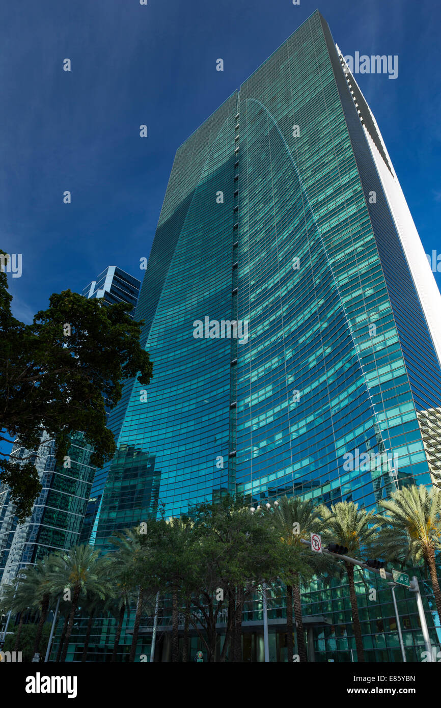 PALM TREES ESPIRITO SANTO ARCH PLAZA BUILDING (©KOHN PEDERSEN FOX 2004 ...