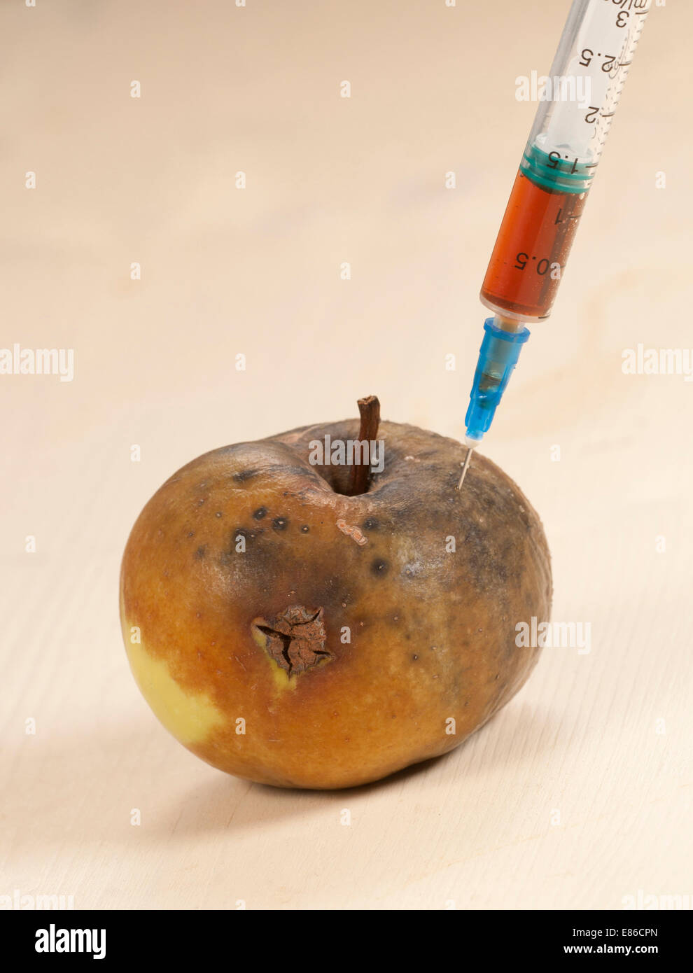 Dead apple with syringe - concept "Narcotic drugs kill Stock Photo - Alamy