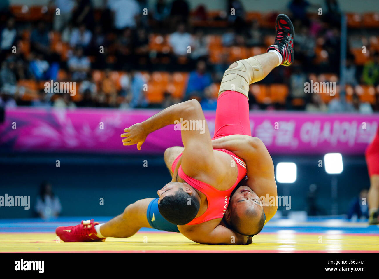 Incheon, South Korea. 1st Oct, 2014. Meng Qiang (lower) of China ...
